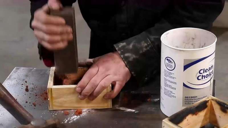 牛人把黄铜倒进模具浇铸,过程超过瘾,看完我就想学了