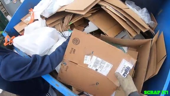 路边垃圾桶纸壳子没人要,我只捡值钱的东西