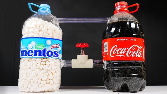 科技小实验:可口可乐连通器实验,会发生什么有趣的事情呢