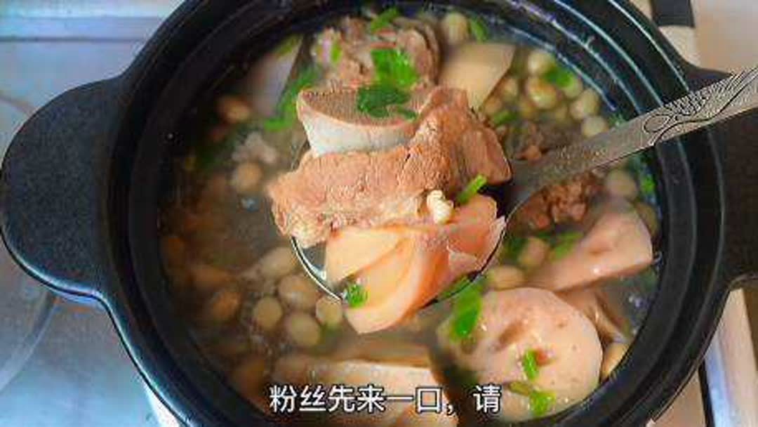 秋季喝什么汤?广东大厨分享“猪骨莲藕花生汤”营养美味一看就会