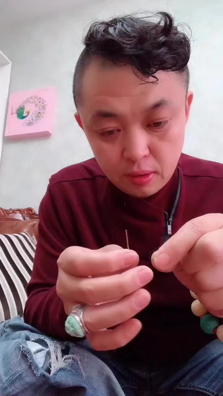 儿子牛仔裤破了好多洞想缝补一下 这倒好一下午线都没穿上 太难了