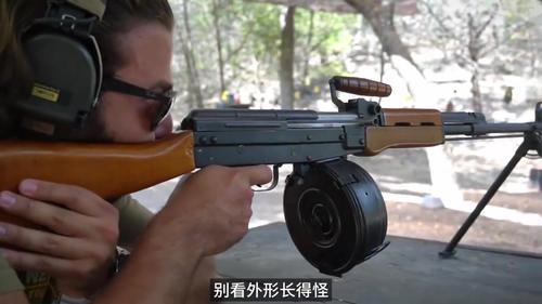 AK步枪加SKS步枪的合体产物,国产武器"81式班用轻机枪"