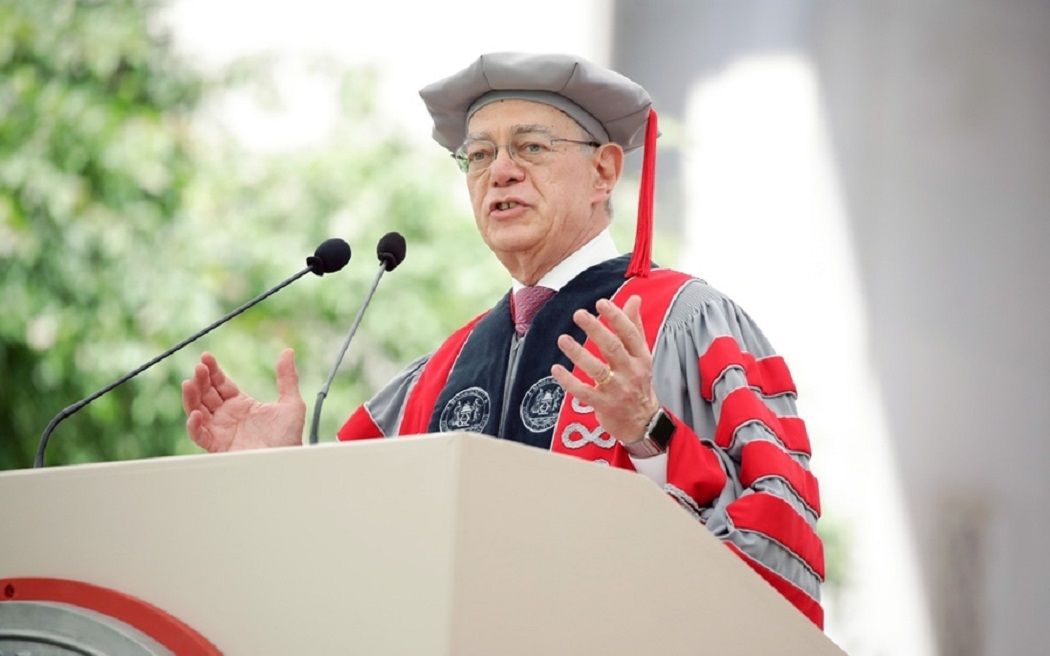 麻省理工大学校长2022毕业典礼致辞:请你努力拥抱世界的同时,也试着...