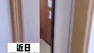 脾气暴躁的电梯门!这要是走慢点,就被夹扁了