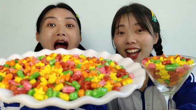 闺蜜恶作剧:妹子吃"彩虹糖粒子"不计数,被讽猪头真能吃