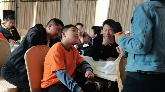 梦语记忆,高效学习小组讨论交流中。#青春向党奋斗强国