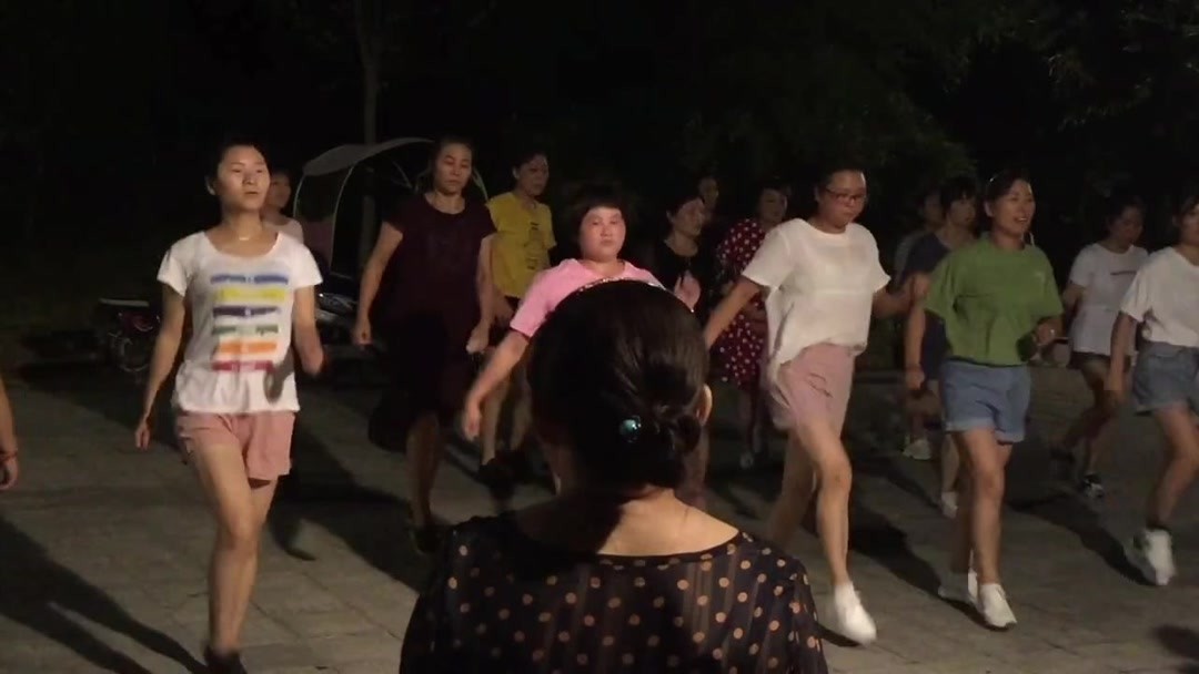 光山哪里适合约会?小伙从桥上往下看,发现几位小哥哥小姐姐