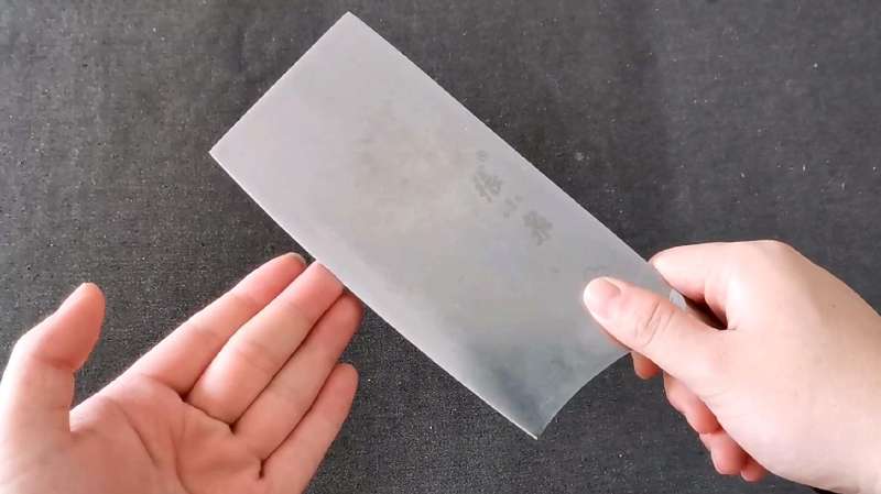 磨菜刀的正确方法,不用磨刀石,菜刀立马锋利如新