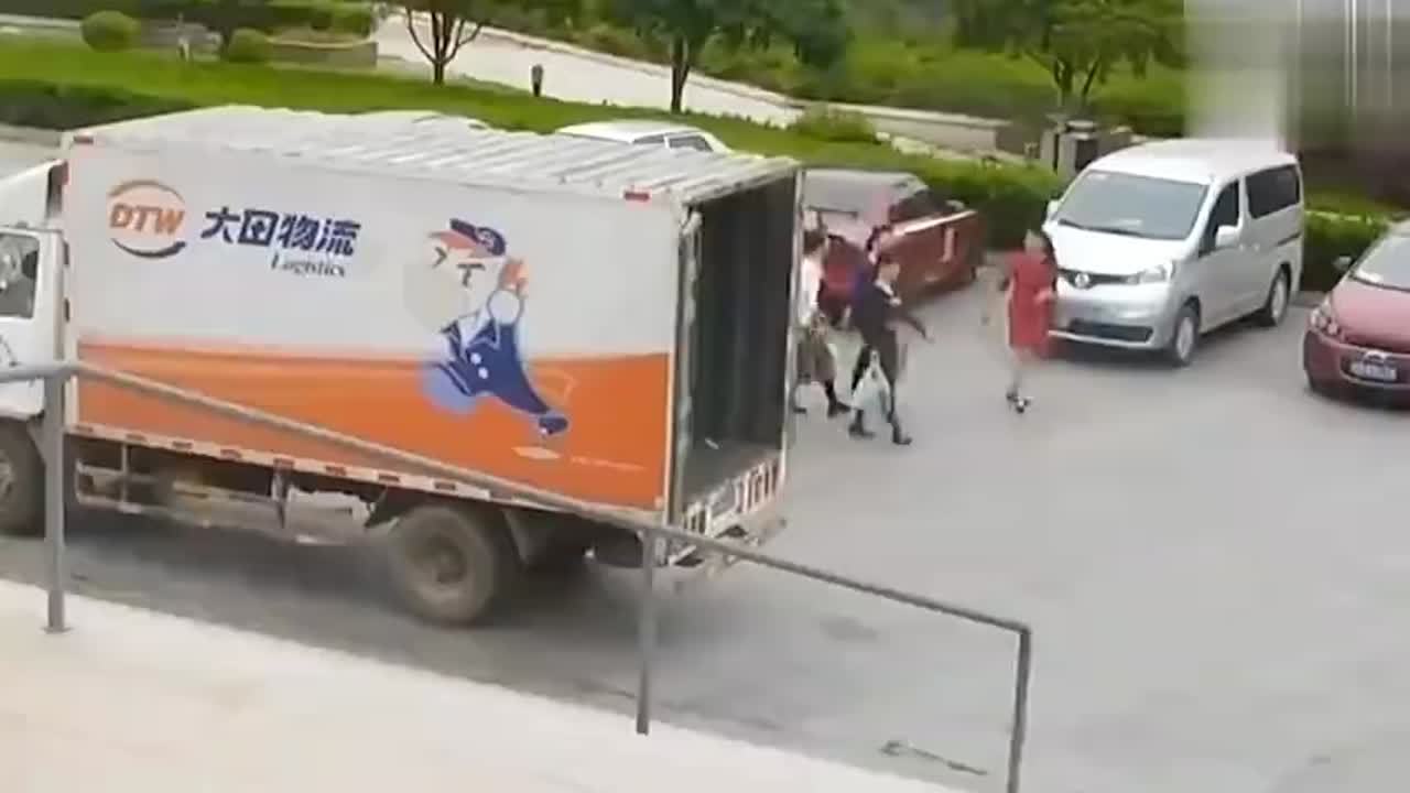 监控视频下,轮椅女子上台阶受到阻碍,接下来却发生了暖心的瞬间