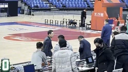 李春江赛后大闹记录台!破口大骂技术代表,愤怒扯掉领带离场