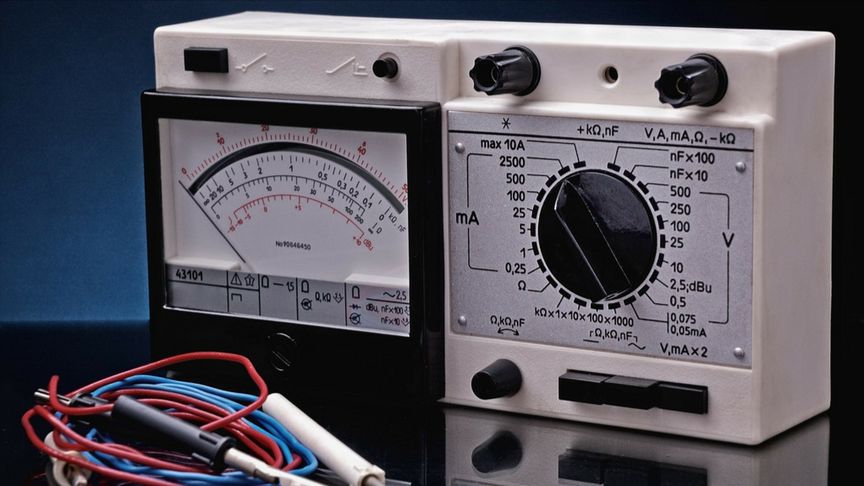 万用表和钳表,是电工都会用,如何使用绝缘摇表?很多电工都不会