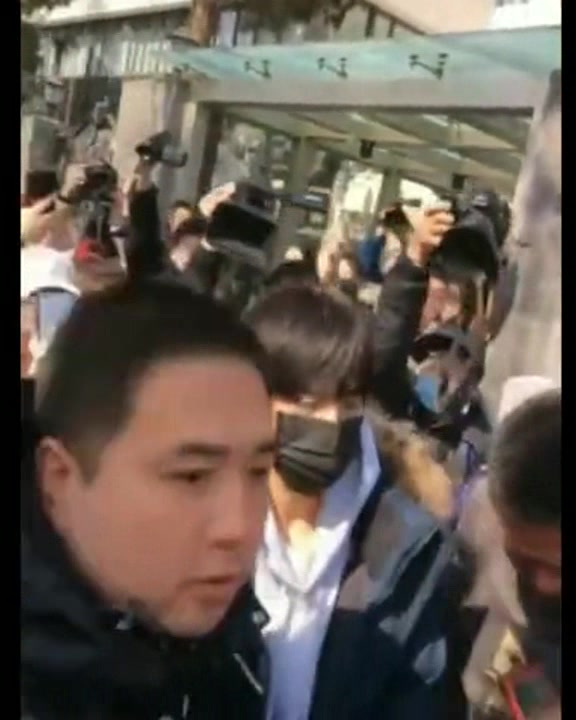 易烊千玺中戏复试结束后,粉丝蜂拥而上引骚乱,险些发生踩踏事件