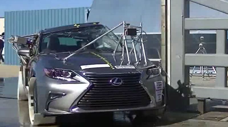 安全靠谱!雷克萨斯ES圆柱碰撞测试!
