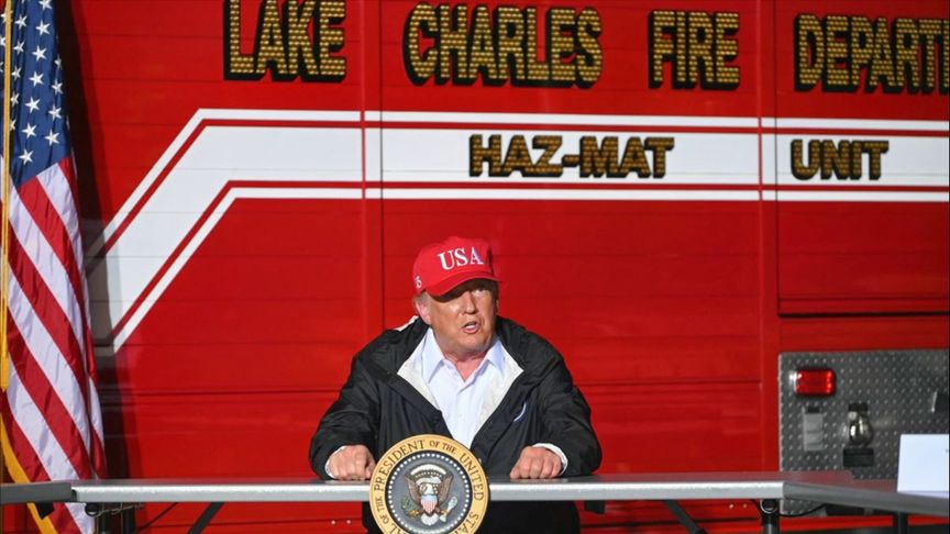 特朗普视察灾区:我的签名值1万美元