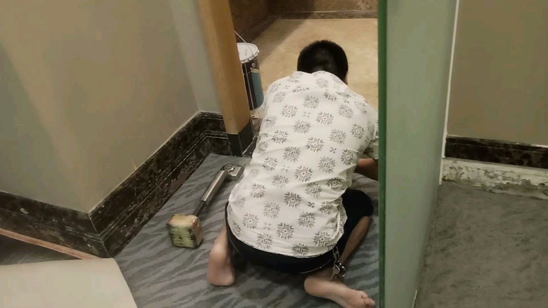 办公室地毯,工艺流程打孔打木条铺底胶,拉直拉紧收边