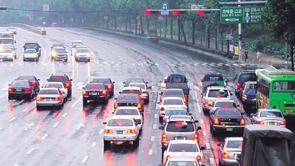 路口红绿灯升级,新版红绿灯取消读秒数?车主:稍不注意就违章!