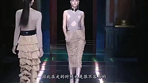 时装秀:美女模特走秀突发意外,一个动作,令无数男子哭笑不得