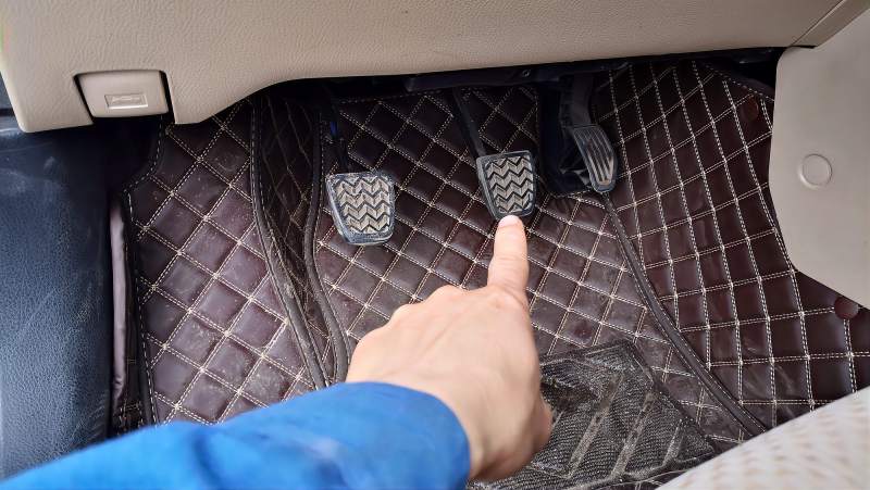 手动挡蜗速行驶时,到底要不要踩离合?