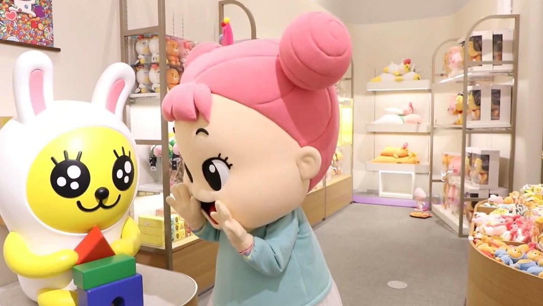 嘿基尼:基尼姐姐去休息了,基尼基尼和大白兔说悄悄话!