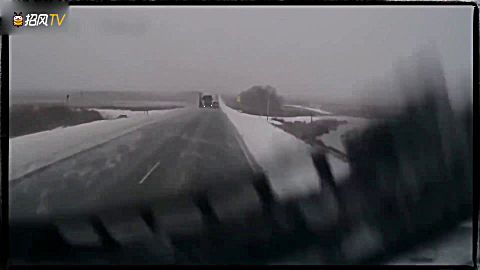 雪天交通事故:冬季出行注意打滑,减速慢行安全第一!