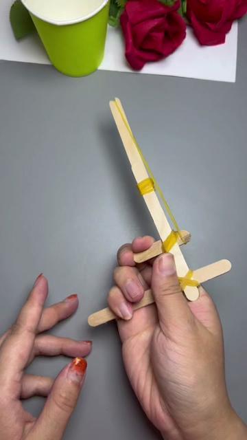 雪糕棒做个皮筋枪亲子