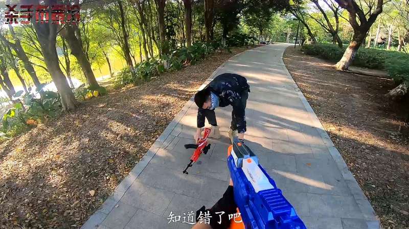 真人搞笑CS:玩家心爱的玩具猪被抢走,回武器商带上重力机枪夺回