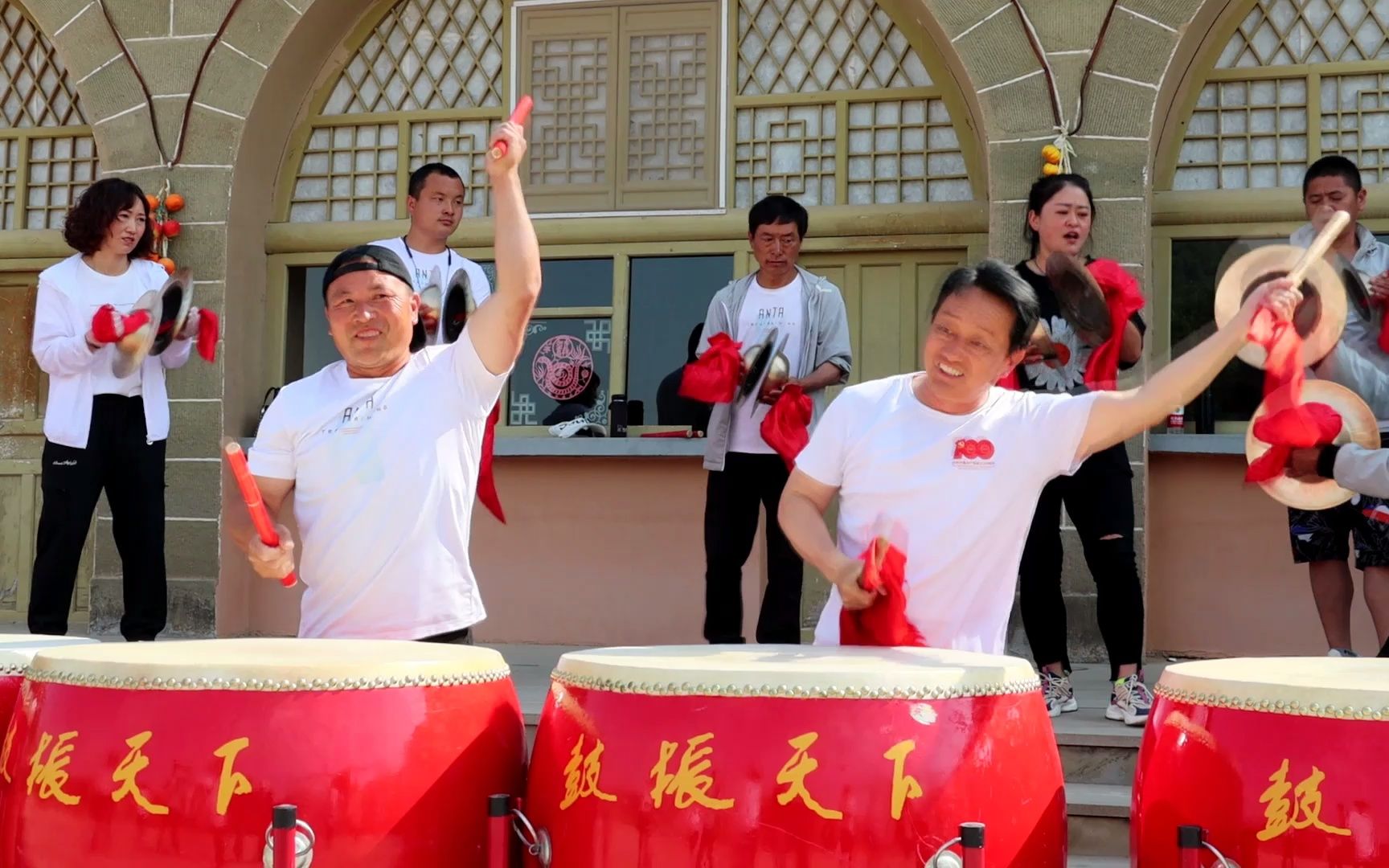 安塞腰鼓兄弟齐心其利断金,“中华鼓王”打击乐大鼓大镲演练:肖辉、...