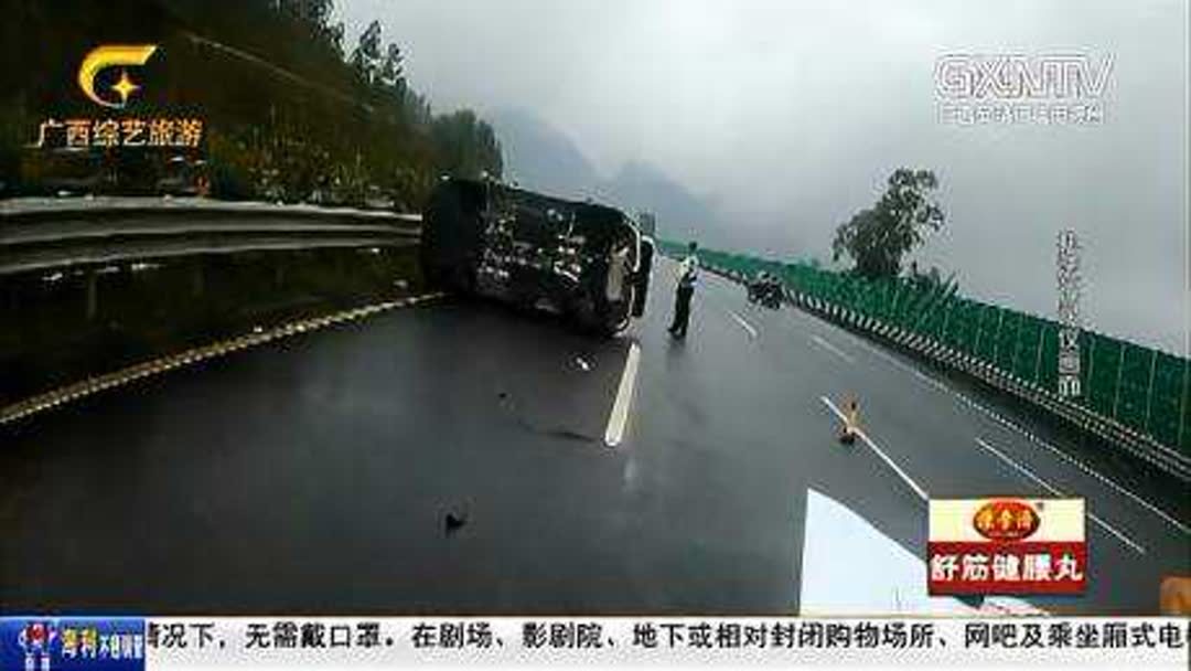 后排不系安全带,高速侧翻发事故致受伤!