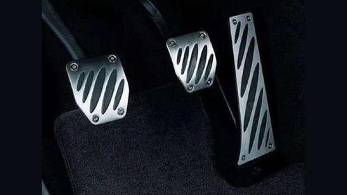 刹车与离合能不能同时踩?听老司机说完,后悔现在才知道