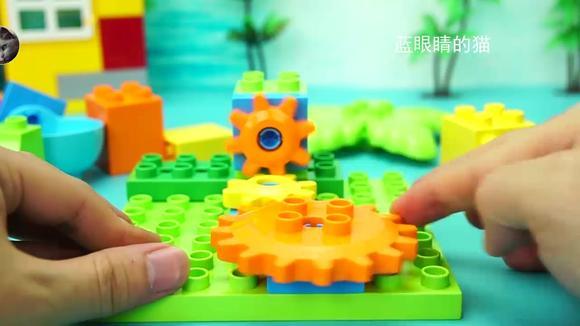 橘红色的大齿轮可以带动黄色的小齿轮转动