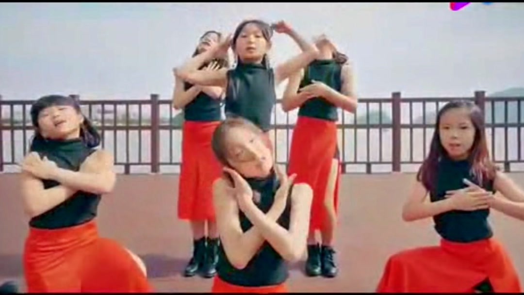 最近很火的舞蹈《LATATA》真是好看,简单易学的儿童舞蹈!