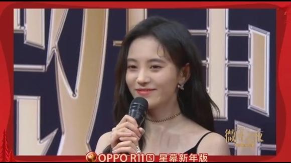 微博之夜 鞠婧祎红毯,一袭黑纱裙很是漂亮