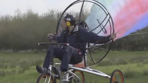 农民把电风扇焊在电动自行车上,没想到启动后起飞了