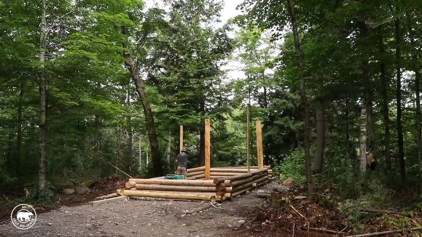 一个人在森林里建造的小木屋