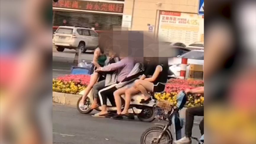 东莞男子驾驶电动车超载5名女子,被抓后坦白:我是被逼的