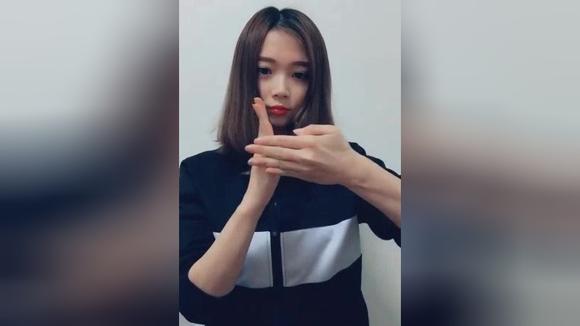 西域木木:手指表演节目,灵活堪比魔术师!