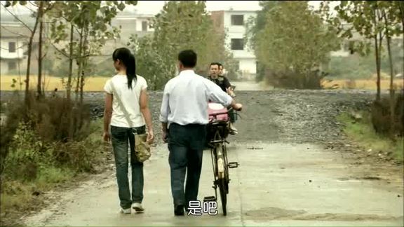 当年的学生路上遇到小学老师,小屁孩已长大,带外地老婆回来