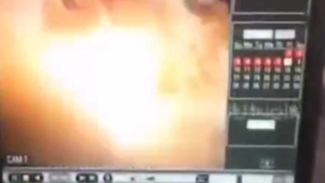 氧气钢瓶坠地瞬间爆炸 搬运工被炸飞身亡