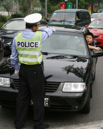 交警的警车被撞后,大哥出来评理