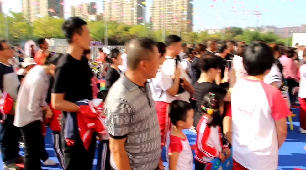 1+1艺术幼儿园亲子运动会第一项,升国旗奏国歌,各位宝贝、家长、老师...