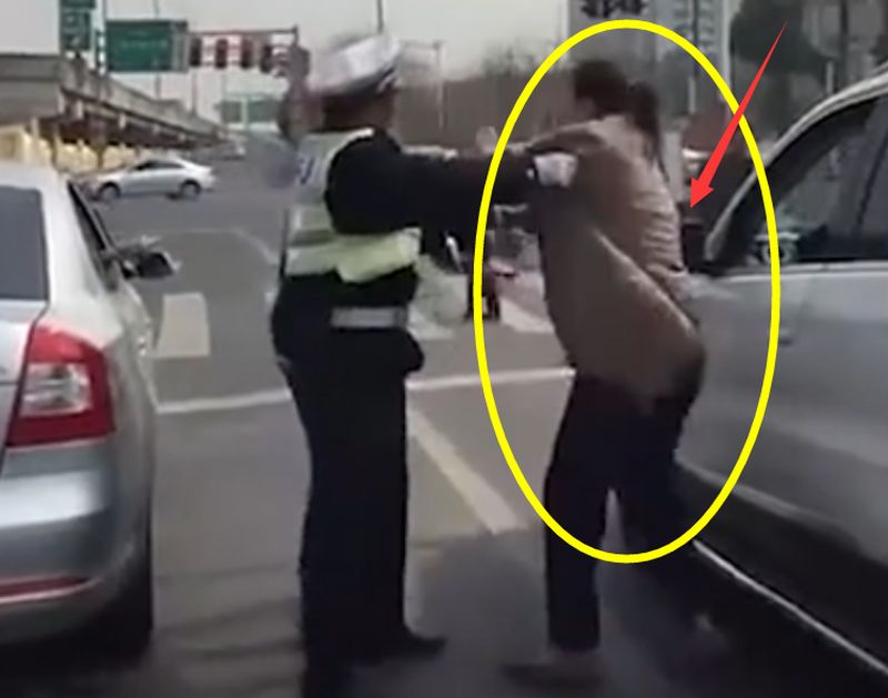 没素质!女子与边上车辆发生矛盾辱骂殴打司机,被交警强行带离