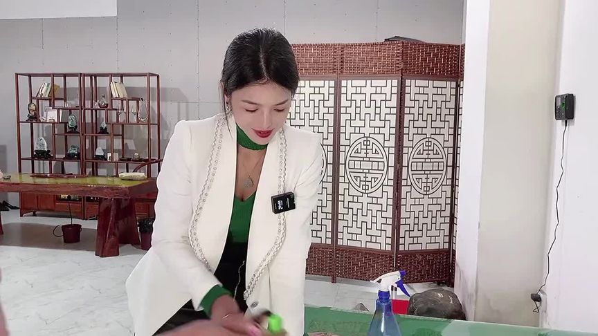 10000收下的料子,你们觉得值不值#翡翠原石##翡翠手镯#
