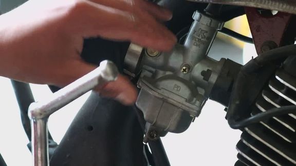 摩托车启动困难加油门迟钝,找到化油器这颗调节螺丝,一修就好