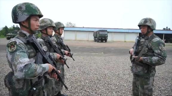 直击步兵专业实战化综合演练:翻3米高墙 多种武器射击场面高燃