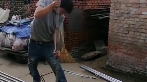 小伙就是喜欢研究,自制的弯管神器,省时又省力