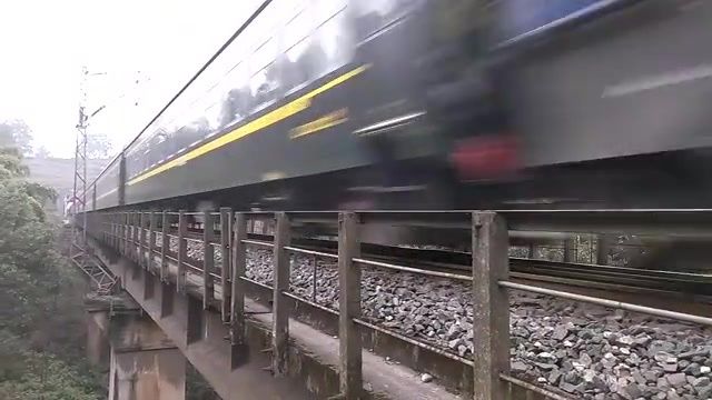 「成昆铁路」HXD3C型电力机车0493牵引K145次列车下行方向通过...