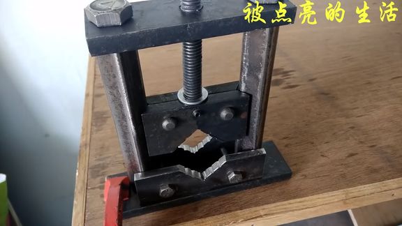 一堆废铁制作管钳,还真的很好用
