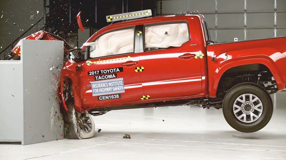 皮卡就更安全吗?看看日系当红皮卡的安全碰撞测试,和想象一样吗