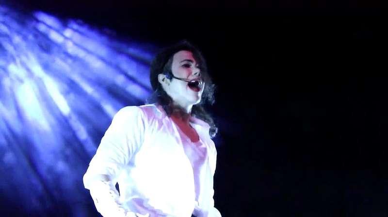 模仿迈克尔杰克逊!各种舞蹈动作模仿的很到位 装扮也很像