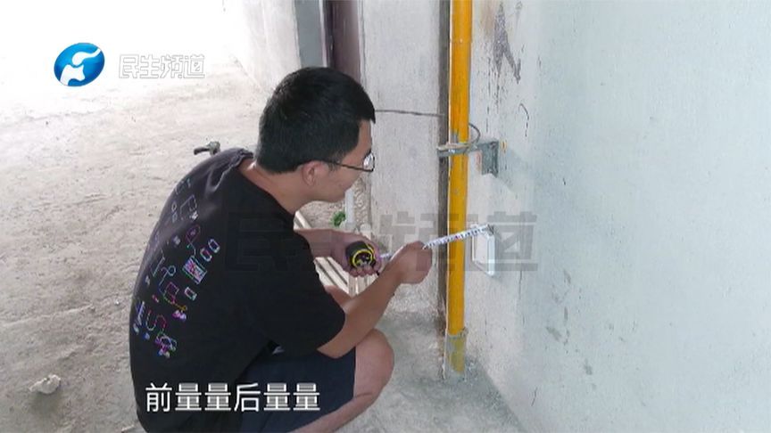 燃气管道紧挨电插座,业主质疑不符合规范,物业为啥这样安装?